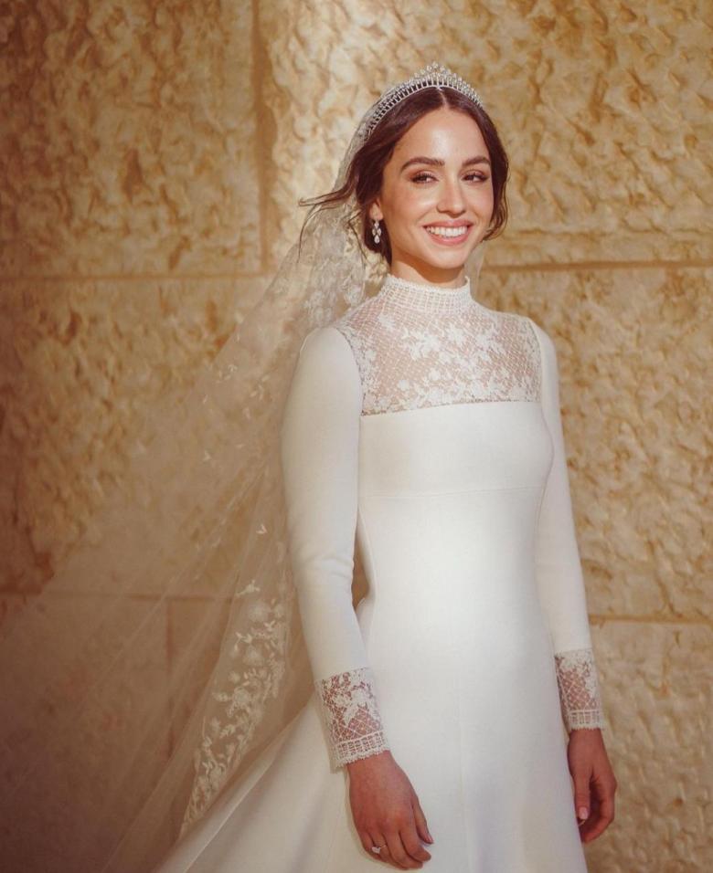 ديور توقّع على فستان زفاف الأميرة إيمان ورسالة شكر من الملكة رانيا Et