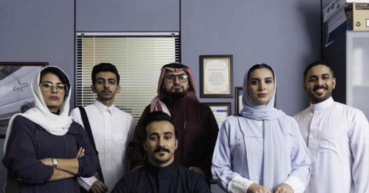 أجواء عائلية في كواليس "المكتب" النسخة السعودية من The Office | ET بالعربي