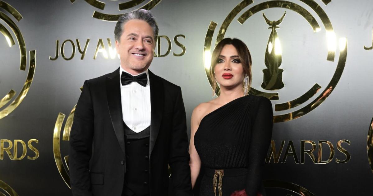 مروان خوري برفقة زوجته في حفل "Joy Awards” ويغني ميدلي رومانسي | ET بالعربي
